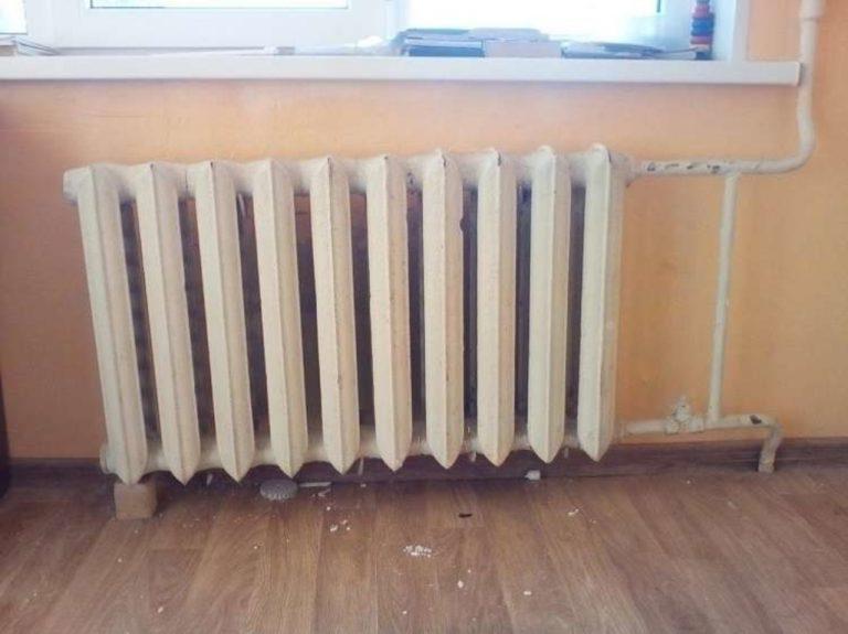 Как помыть чугунную батарею между секциями за 5 минут